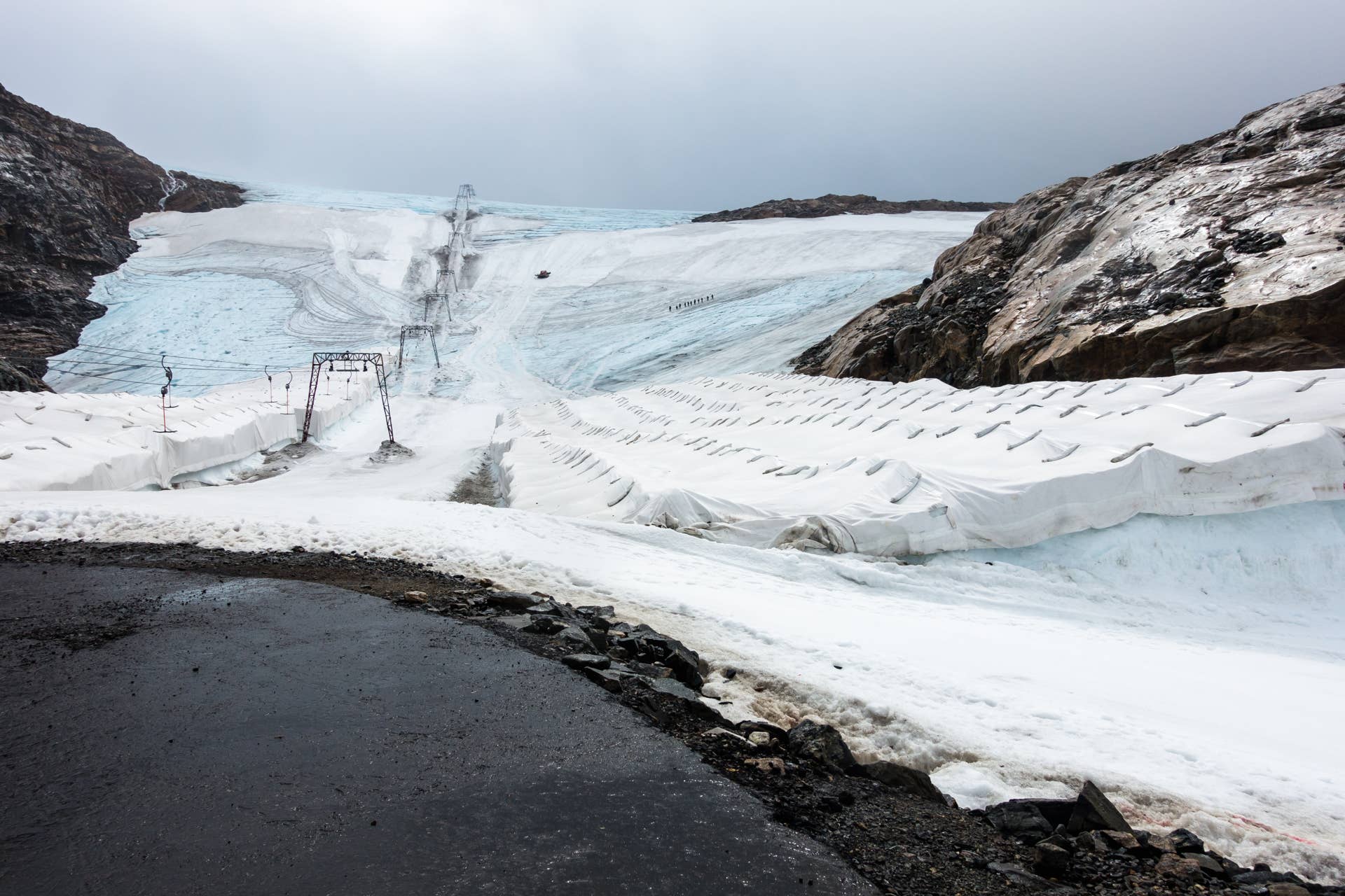 Ski Lift Collapses at Norwegian Summer Ski Area - Powder