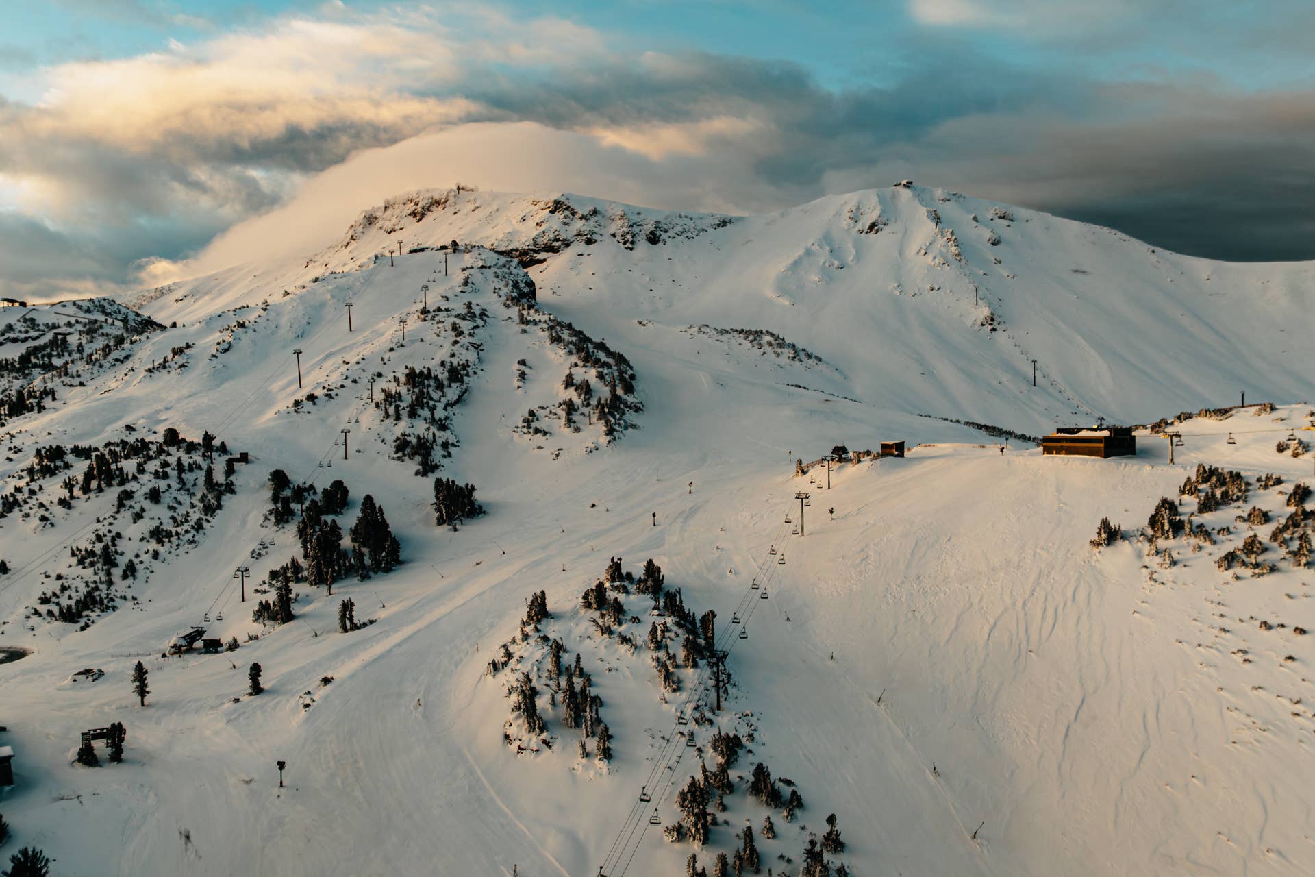 Mammoth Mountain Opens With Top-to-Bottom Skiing - Powder