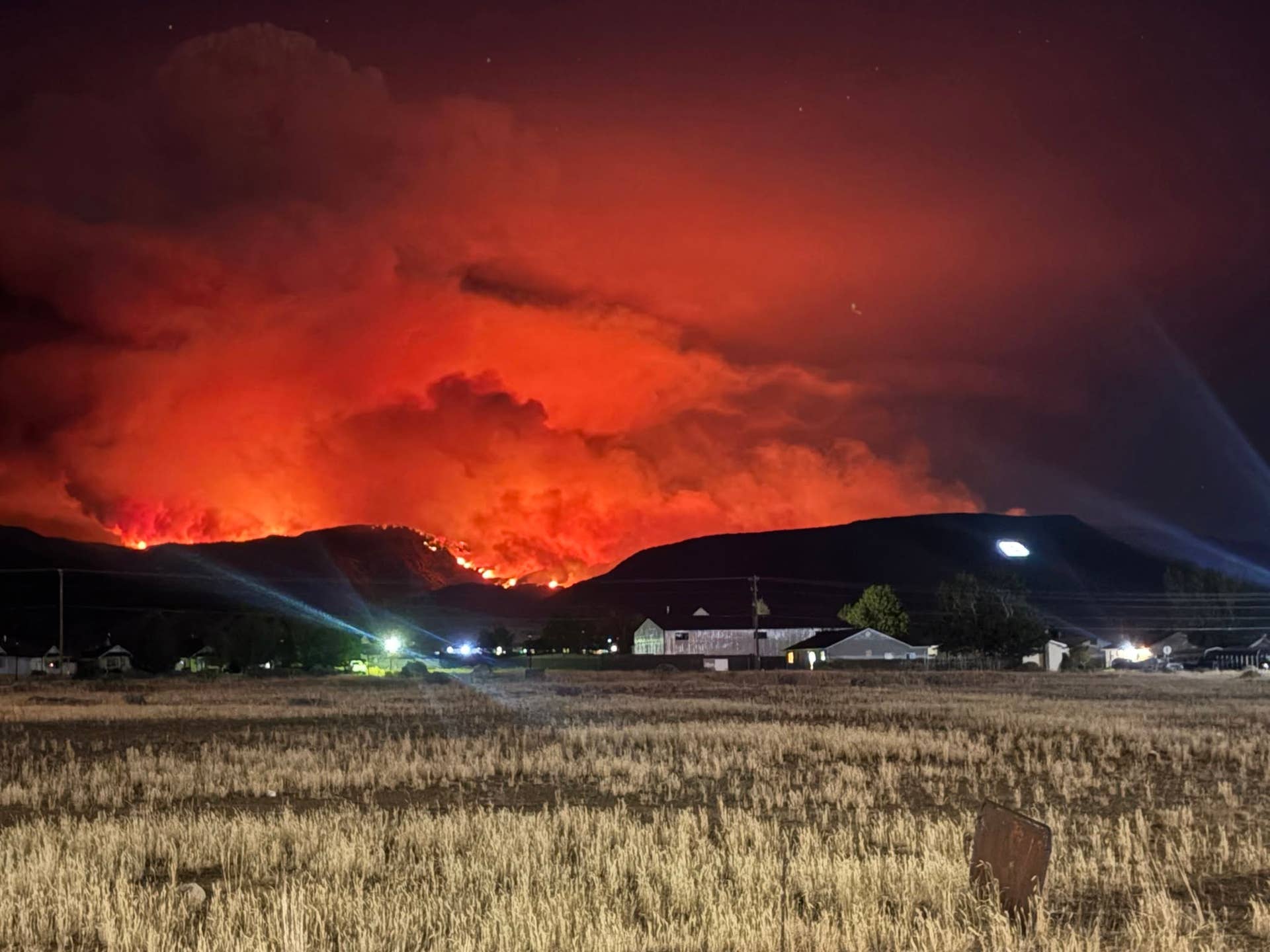 Rapidly-Growing Wildfire Approaches Eagle Point, Utah - POWDER