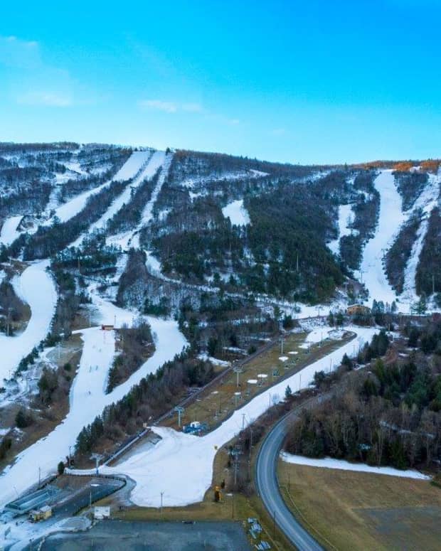 Large Wildfire Burns Near Pennsylvania's Biggest Ski Resort