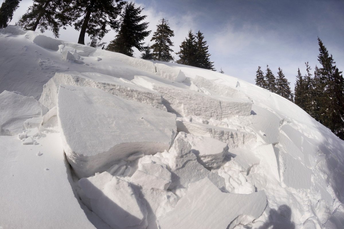 Snowboarder Narrates Terrifying Moment Hes Caught In Avalanche Watch