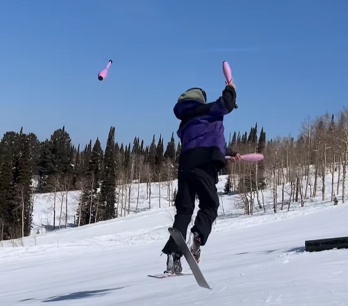 Watch: Juggling Skier Mesmerizes Chairlift Audience Watch: Juggling Skier Mesmerizes Chairlift Audience