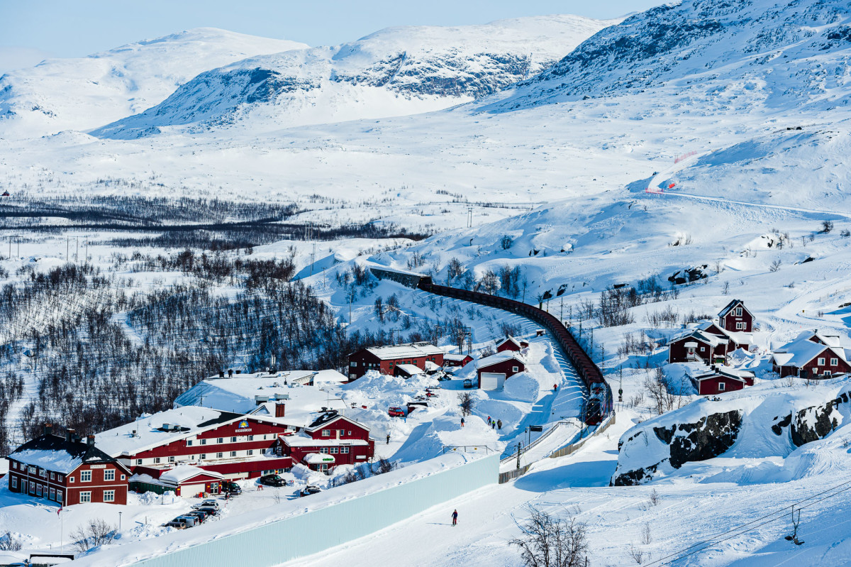 Arctic Attractions: Stunning Ski Photos in Scandinavia