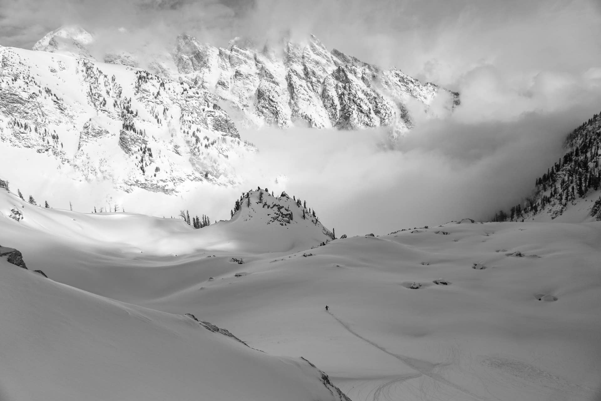 3 Reasons to Ski With a Radio: Tips and Best Radios for Skiing