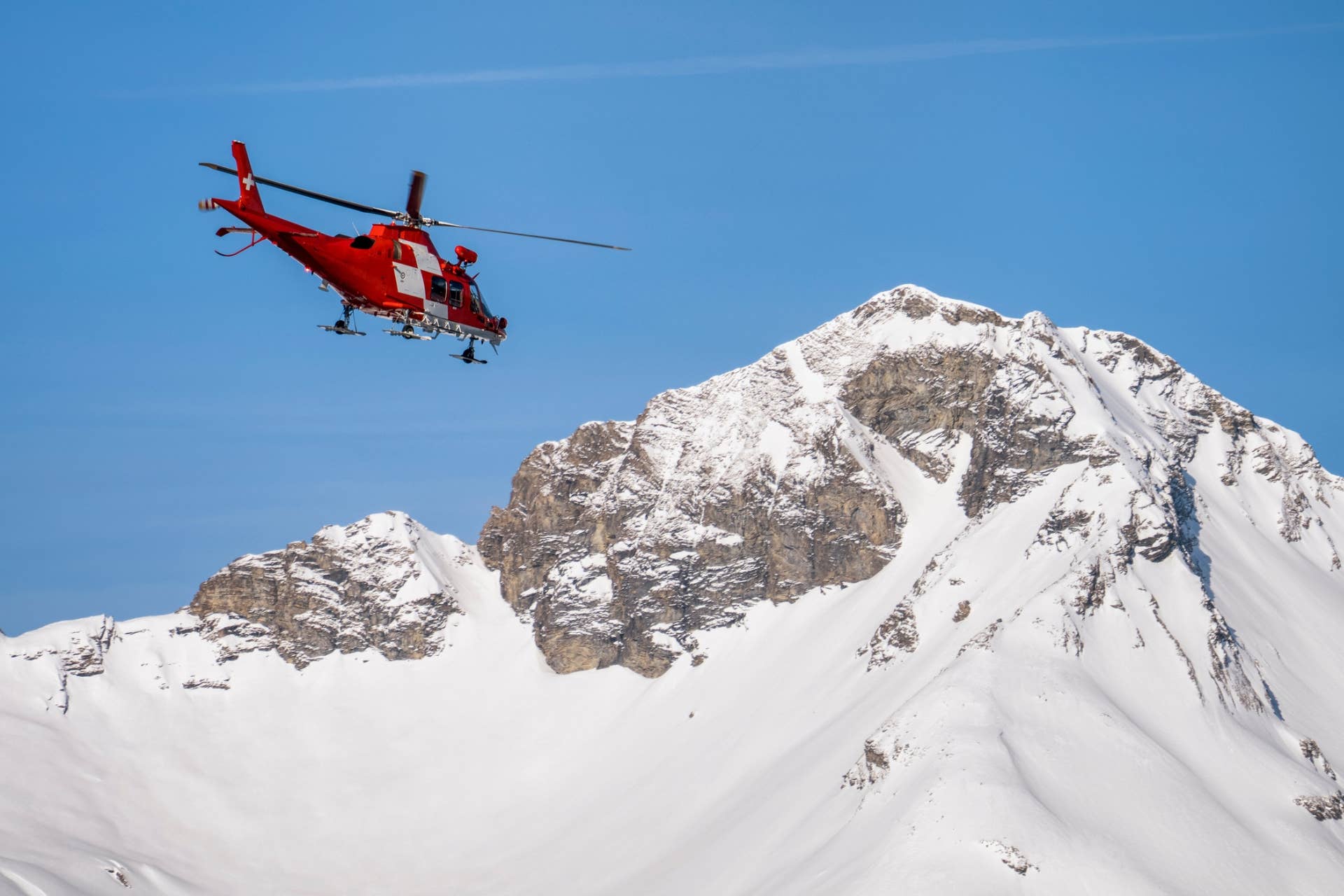 7 Skiers Caught, 2 Killed by Large Avalanche - Powder
