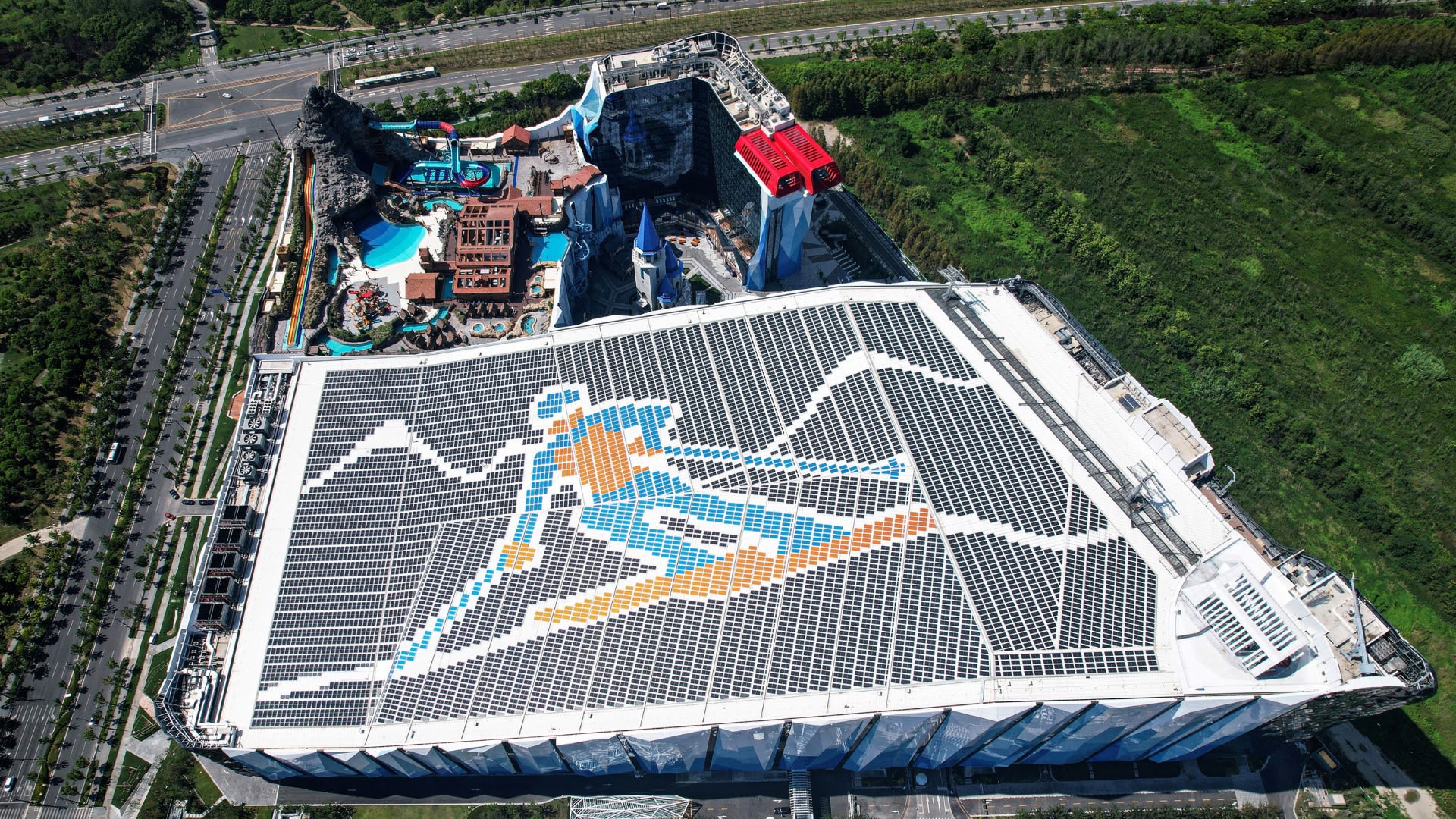 World's Largest Indoor Ski Resort Opens - Powder