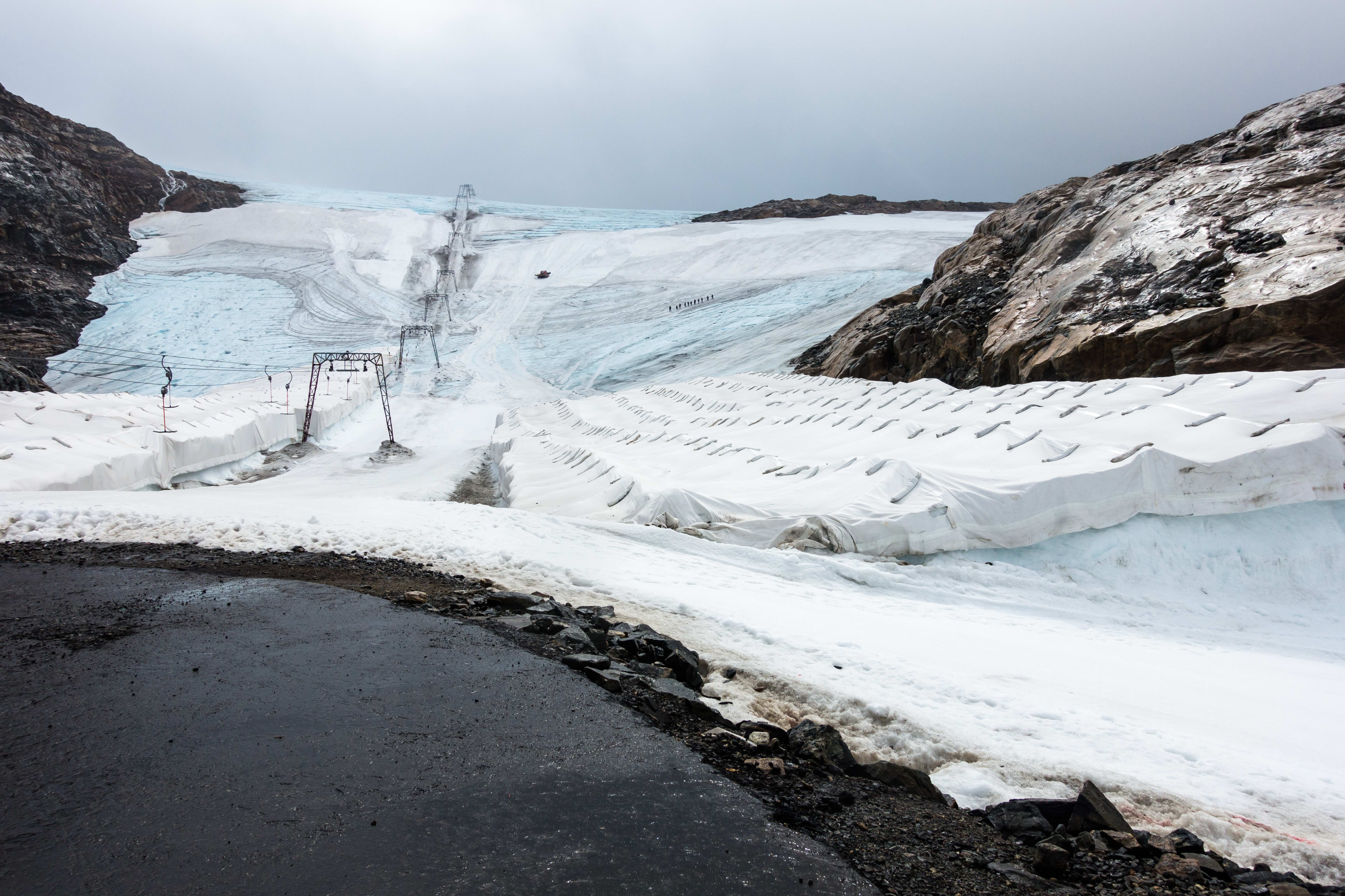 Ski Lift Collapses at Norwegian Summer Ski Area - Powder